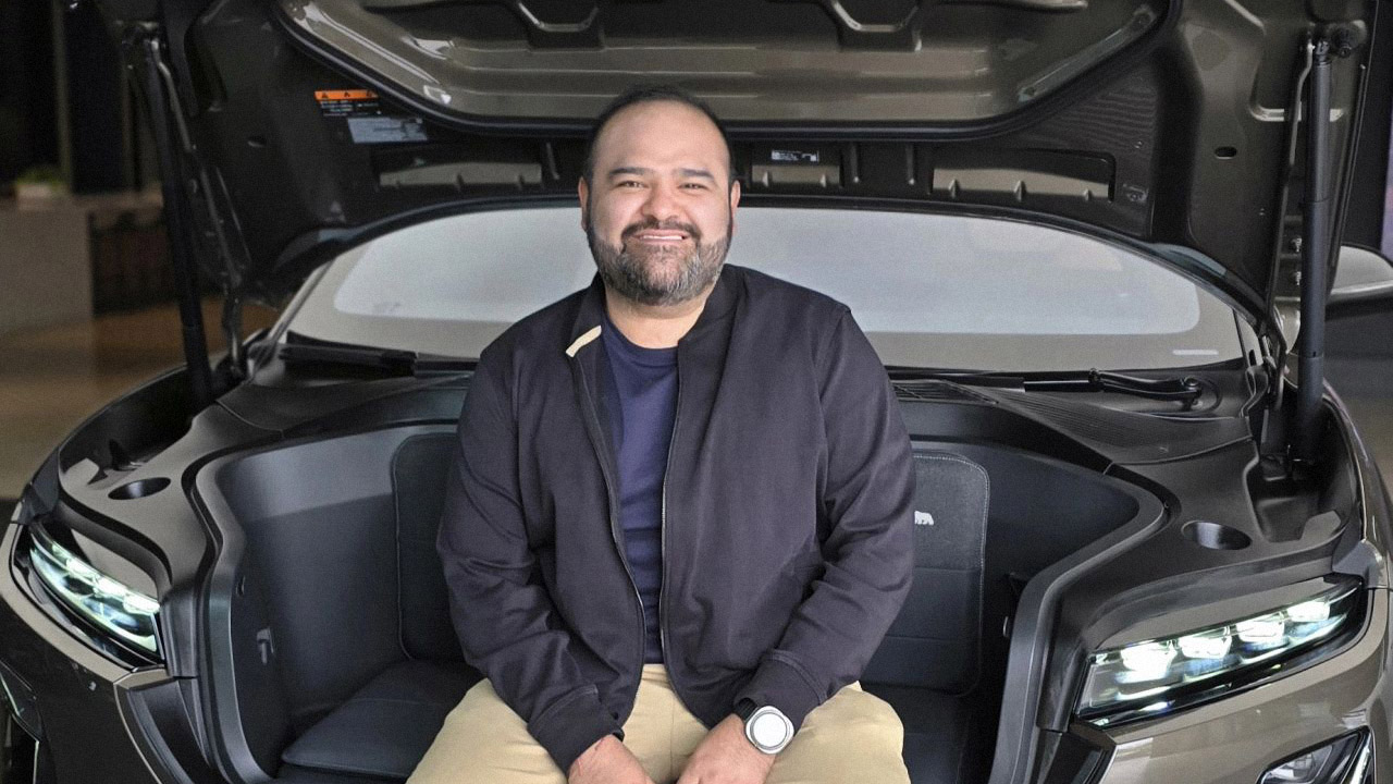 Lucid Poaches Tesla Supply Chain Manager Ahead of Mid-Size Cosmos ...