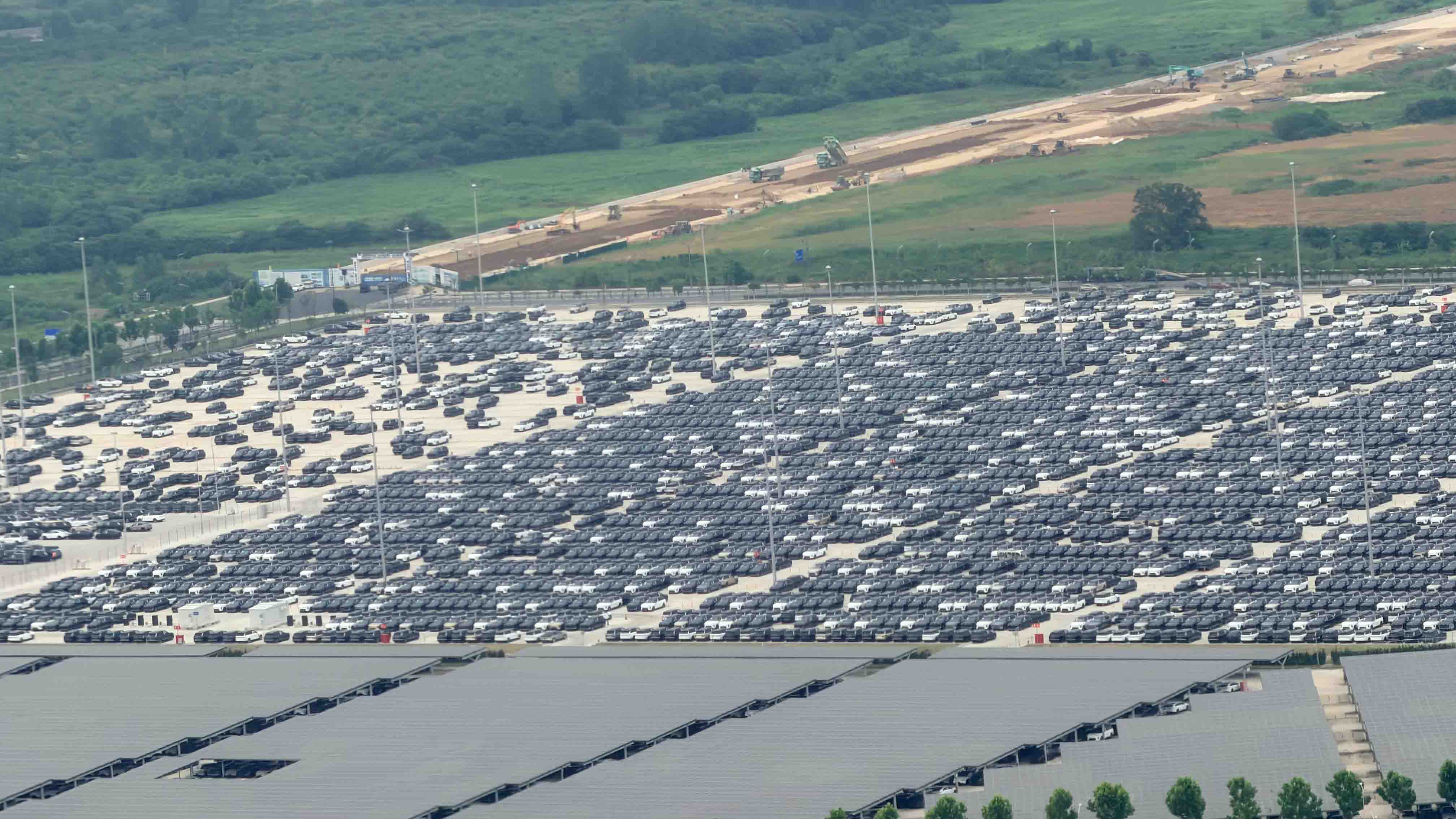 Nio's F2 Factory Packed With Thousands of EVs Amid Production Push | EV